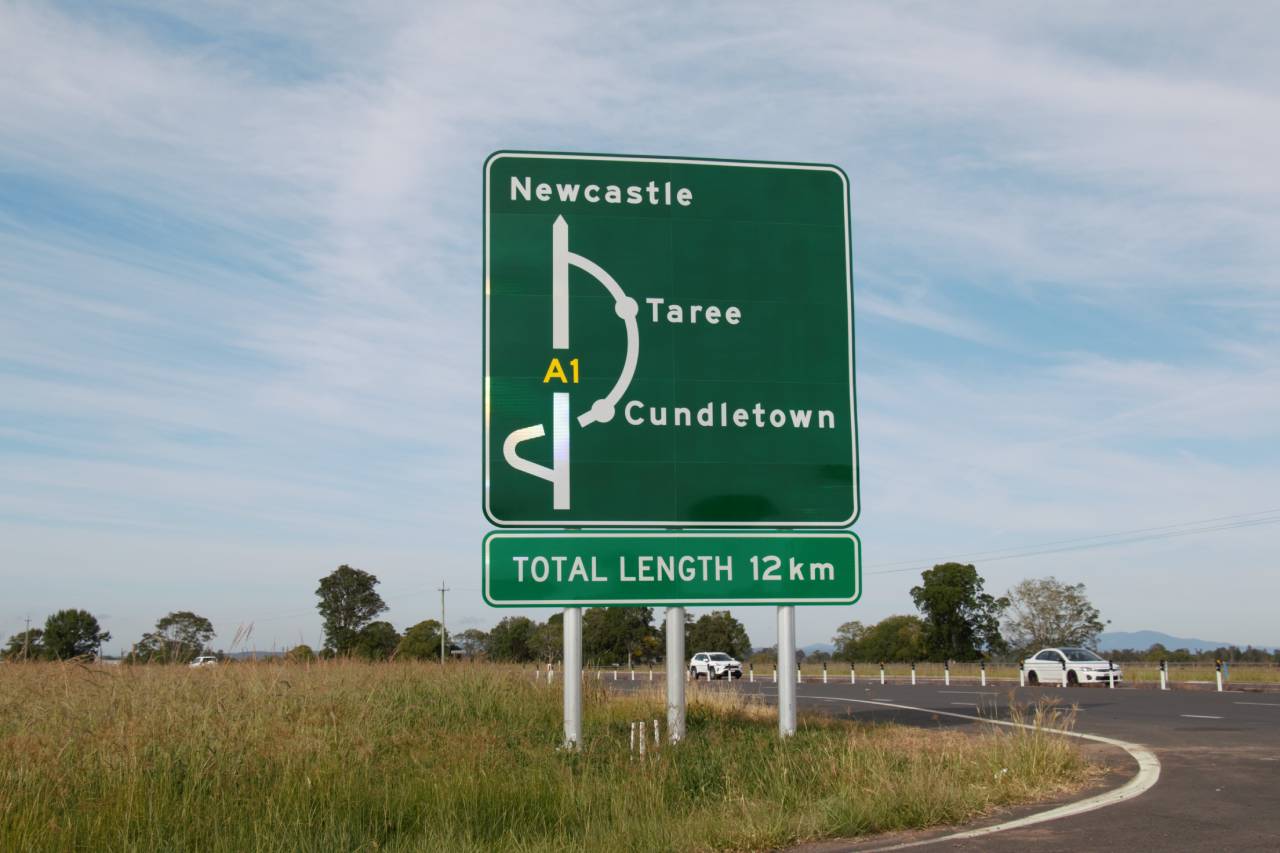 Signfix Website | Optimast Frangible Sign supports for M1 Motorway ...